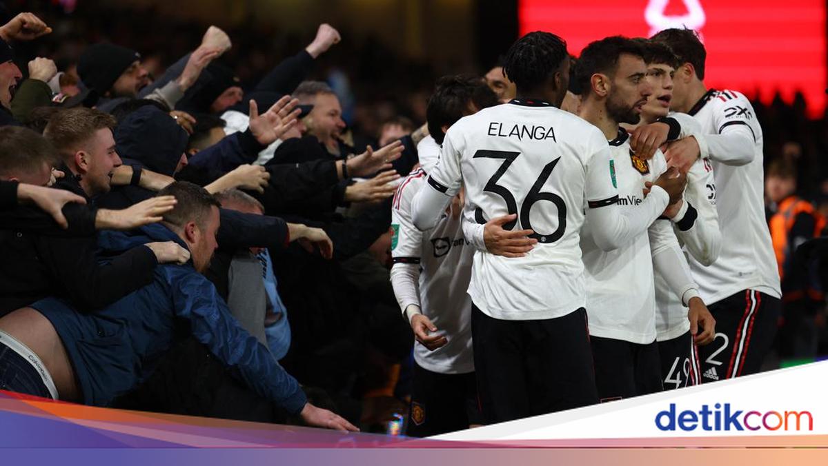 Momen Fans MU Berjatuhan Rayakan Gol Bruno Fernandes