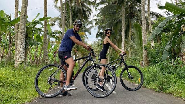 7 Potret Bulan Madu Mikha Tambayong & Deva Mahenra, Bersepeda dan Makan ...