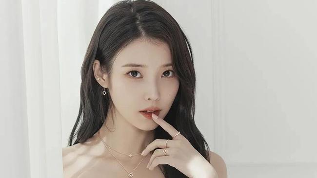 Glowing dan Memesona, Simak Potret Terbaru IU Bersama Brand J.ESTINA! - Foto 1