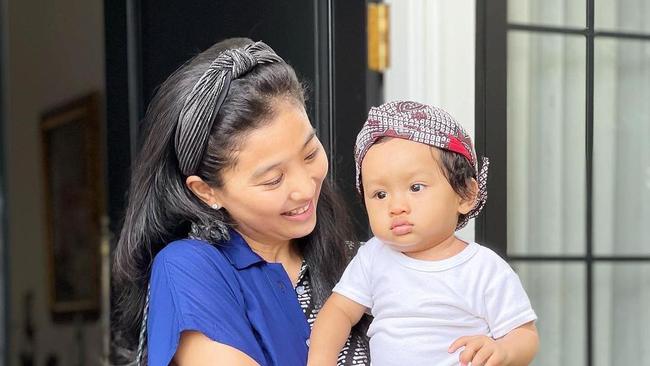 7 Potret Terbaru Baby Hydro Anak Olivia Zalianty, Gemas Pakai Belangkon ...