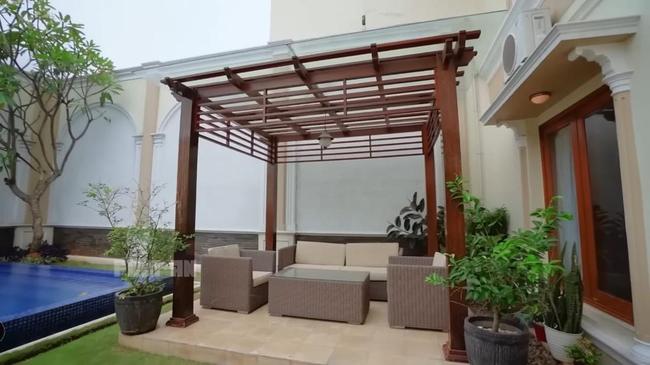 7 Potret Rumah Mewah Fuji Adik Ipar Vanessa Angel, Harga Rp13,5 M ...