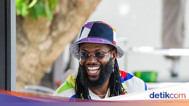 Gaya Glamor Masa Tua Adebayor