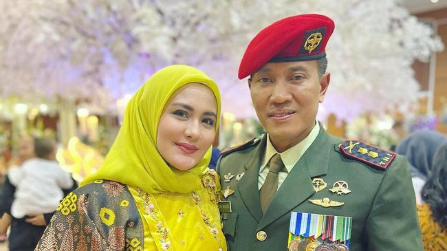 7 Potret Romantis Juliana Moechtar dan Suami yang Perwira TNI - Foto 1