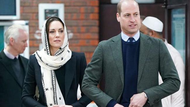 Gaya Kerudung Kate Middleton di Kunjungan ke Muslim Centre, Santun dan ...