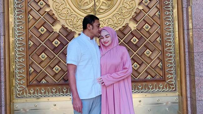 7 Potret Terbaru Teuku Rafly & Istri Beda Usia 18 Th, Rayakan ...