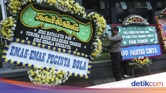 Piala Dunia U-20 Indonesia Batal, Karangan Bunga 'Duka' Penuhi GBK Arena