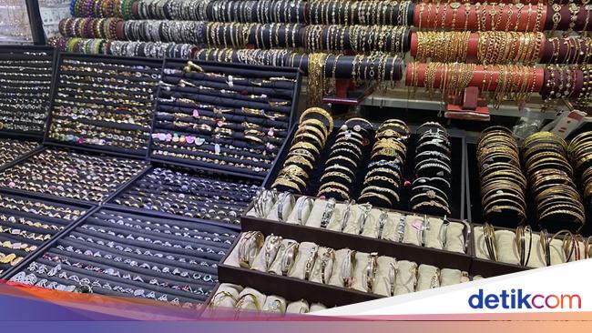 Bergaya dengan Emas Imitasi