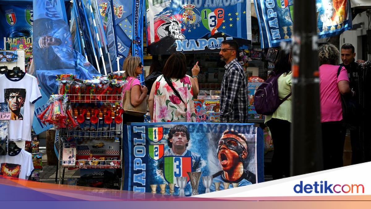 Foto: Atmosfer Juara Napoli Sudah Terasa di Kota Naples