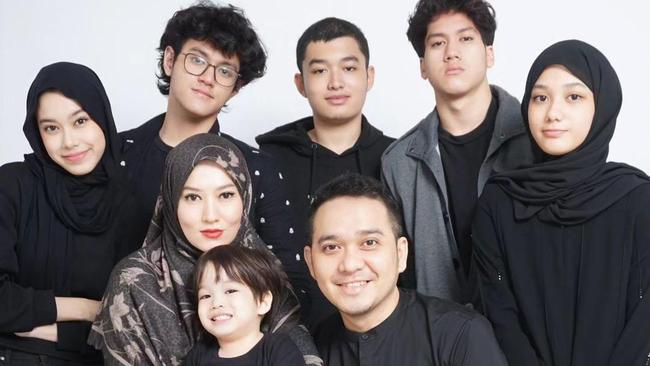 7 Potret Lyra Virna & Fadlan Muhammad Bareng 6 Anak, Ganteng dan Cantik Semua - Foto 1