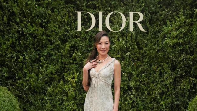 Gaya Para Selebriti Pakai Perhiasan Mewah Dior! Ada Michelle Yeoh dan ...