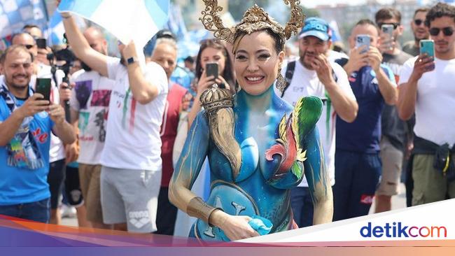 Ikut Pesta Juara Napoli, Model Ini Hanya 'Pakai' Body Painting