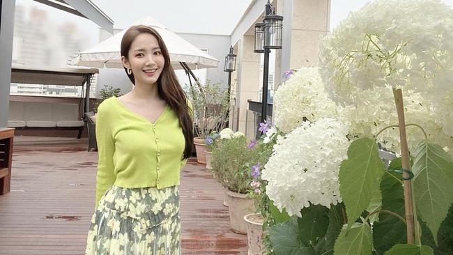 7 Potret Rumah Artis Cantik Korea Park Min Young, Ada Banyak Tanaman di Rooftop - Foto 1