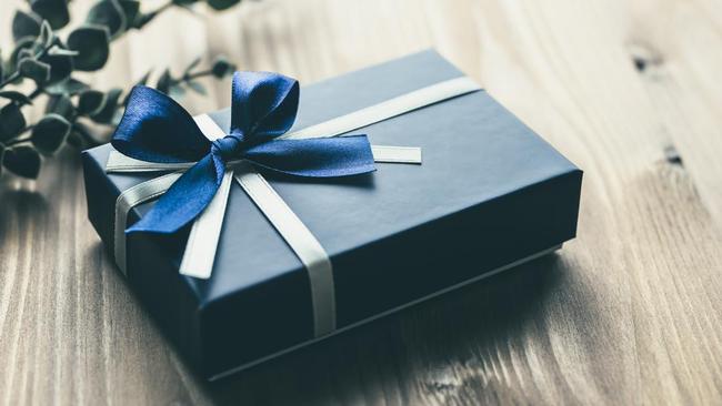 Bolehkah Guru Menerima Uang sebagai Kado di Hari Spesial?