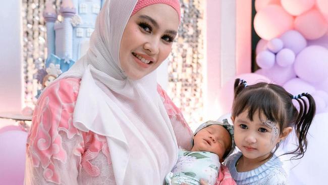 5 Potret Bunda Seleb yang Melahirkan di Rumah - Foto 1