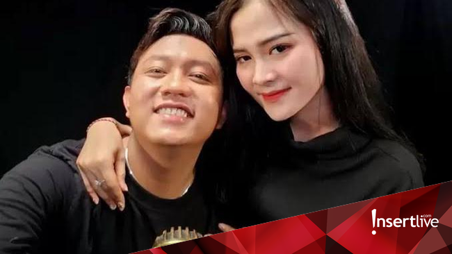 Sehari Usai Menikah, Denny Caknan Ajak Sang Istri Naik ke Atas Panggung