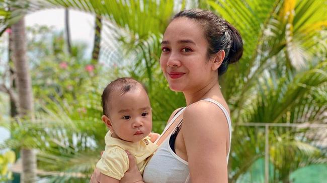 7 Potret Bunda Seleb Menyusui di Tengah Sibuknya Aktivitas - Foto 1