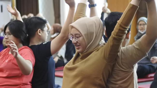 7 Potret Bumil dan Ayah saat Prenatal Couple Yoga, Cute Saling Sayang ...