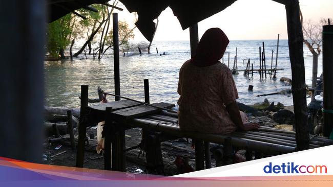 Tidur Berdiri di Tengah Banjir Rob Bekasi