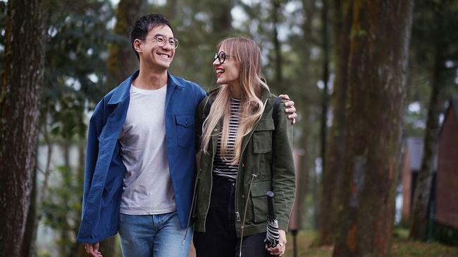 7 Potret Kemesraan VJ Daniel dan Istri Bule yang Jarang Tersorot - Foto 1