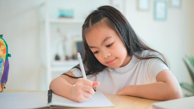 Usia Berapa Anak Bisa Ditinggal Sendiri di Rumah? Usia Berapa Anak Bisa Ditinggal Sendiri di Rumah?