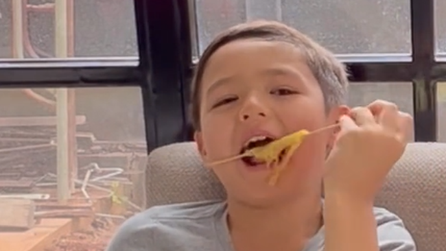 7 Potret El Barack Jajan Cilok hingga Telur Gulung, Pesen Saos Pakai ...