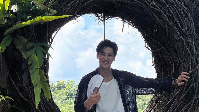 5 Potret Aktor Tampan Korea Ahn Bo Hyun Jalan-Jalan di Bali, Santai Pakai Sandal - Foto 1