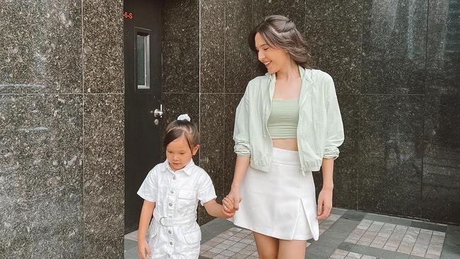 7 Potret Lola Anak Olivia Jensen yang Fashioanble, Kece Sejak Kecil Bun ...