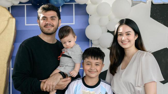 7 Potret Kedekatan Aktris Faradhilla Yoshi dan Putra Sambungnya - Foto 1