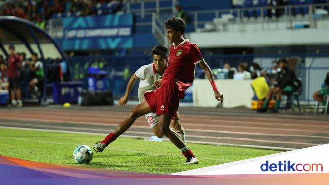 Viral, Pemain Vietnam Sengaja Sikut Kepala Bek Indonesia? Viral, Pemain Vietnam Sengaja Sikut Kepala Bek Indonesia?