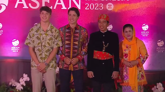 7 Potret Tampan Xavier Trudeau & Pangeran Mateen yang Datang Temani Ayah di Gala Dinner KTT ...