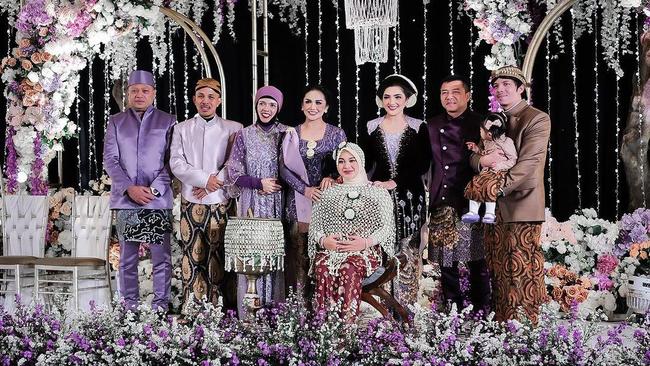 7 Potret Acara Mitoni Tujuh Bulan Kehamilan Aurel Hermansyah, Dihadiri Keluarga Lengkap - Foto 1