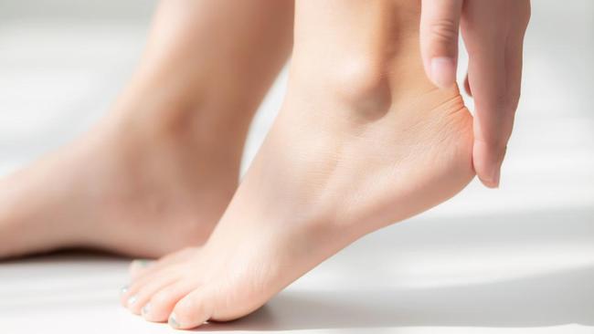 5 Cara Menghilangkan Hitam dan Kering di Mata Kaki, Bersih Putih Alami