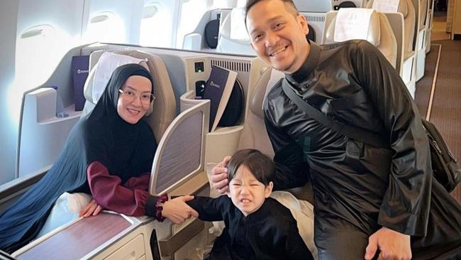 7 Potret Perjalanan Umrah Lyra Virna & Fadlan Muhammad Bersama Si Bungsu Khaleed - Foto 1
