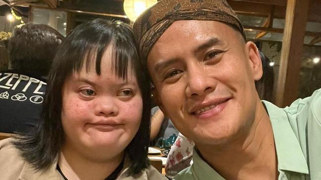 5 Potret Choky Sitohang Bersama Sang Adik Down Syndrom, Jadi Berkat di ...