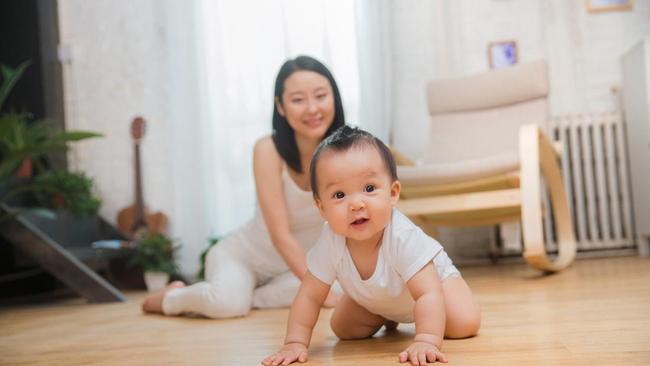 7 Ciri Bayi Cerdas Usia 8 Bulan yang Perlu Diketahui & Cara Menstimulasinya