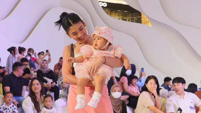 7 Potret Baby Nae Anak Adipati Dolken Ikut Sang Bunda Catwalk, Disebut ...