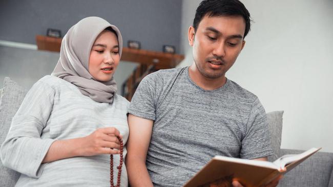 9 Amalan Ibu Hamil Menurut Islam agar Bayi Sehat, Sempurna & Bunda Mudah Melahirkan