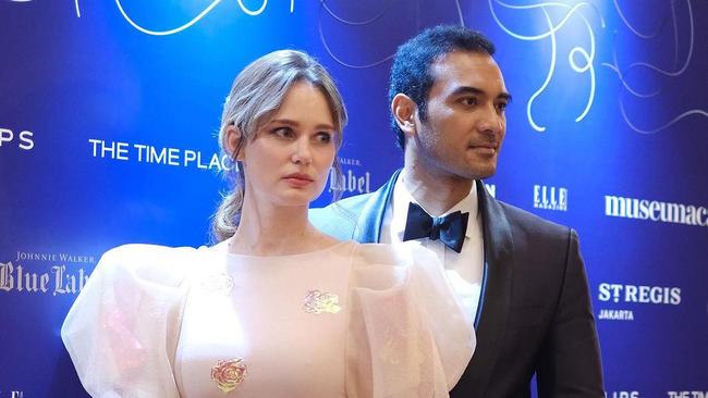 7 Potret Ario Bayu Pemeran Gadis Kretek & Istri Asal Prancis, Makin ...