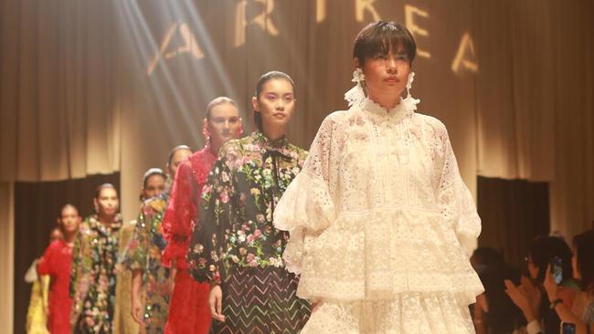 Potret Fashion Show Tunggal Perdana ARTKEA, Perkenalkan Koleksi ...