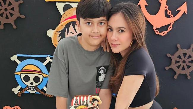 Lama Tak Terekspose, Intip 7 Potret Anak Bungsu Wulan Guritno Sudah ABG - Foto 1