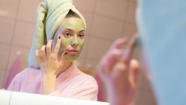 5 Cara Mudah Membuat Masker Wajah dari Teh, Bagus untuk Jerawat ...