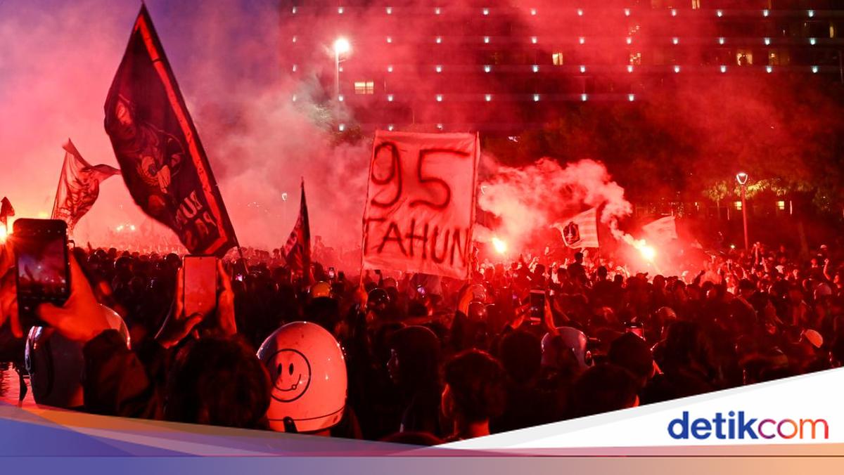 Pesta Kembang Api Rayakan HUT Persija ke-95