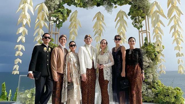 7 Potret Pernikahan BCL & Tiko Aryawardhana, Haru Peluk Orang Tua Ashraf Sinclair - Foto 1