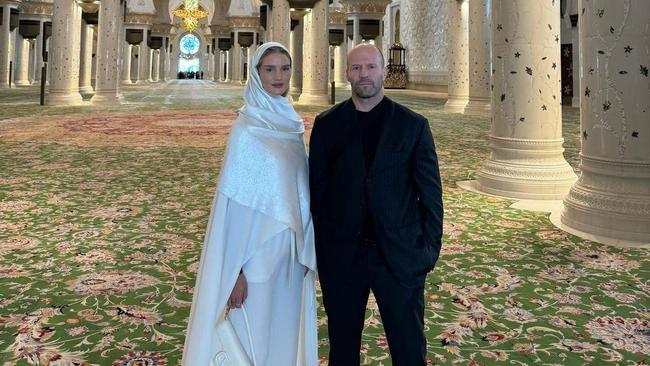 7 Potret Jason Statham dan Istri Kunjungi Masjid Sheikh Zayed di Abu ...
