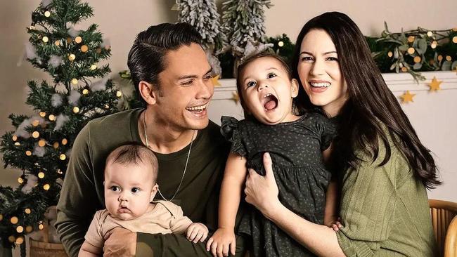 5 Potret Terbaru Keluarga Randy Pangalila dan Istri Bule, Bayinya Bikin ...