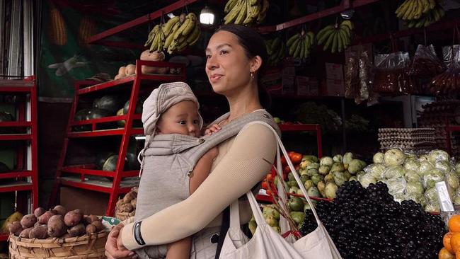 7 Potret Jennifer Bachdim Gendong Si Bungsu Kiro, Gayanya Curi Perhatian Followers - Foto 1