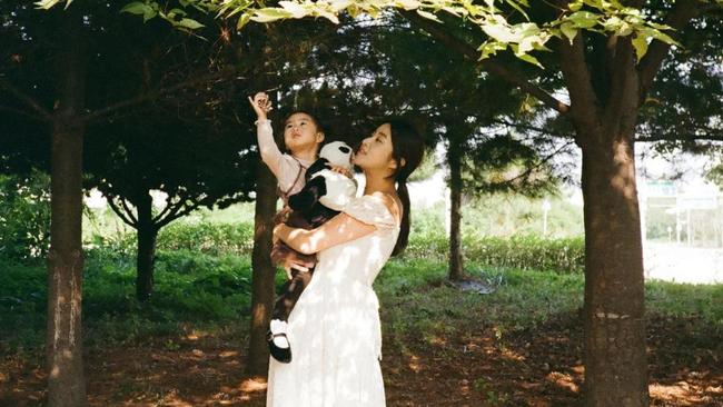 Potret Anak Pertama Artis Korea Kang Sora yang Baru Diungkap Wajahnya - Foto 1