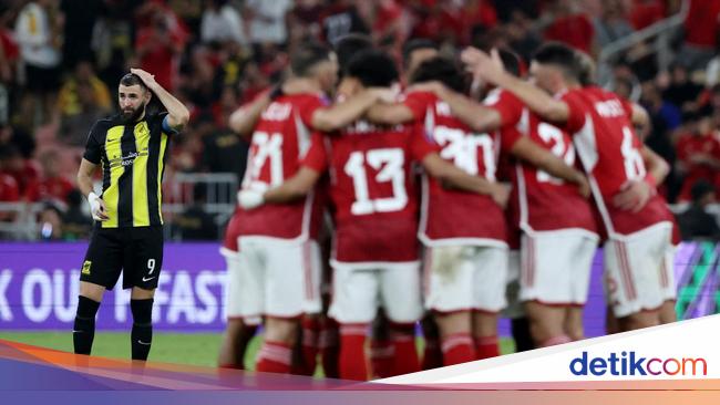 Karim Benzema Gigit Jari, Al Ittihad Didepak Al Ahly