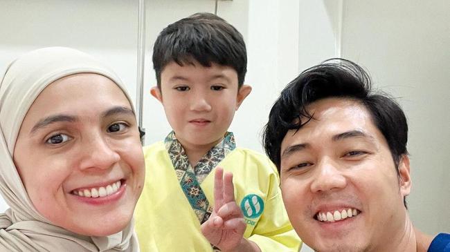 5 Potret Nycta Gina & Rizky Kinos Dampingi Anak Pertamanya Operasi ...