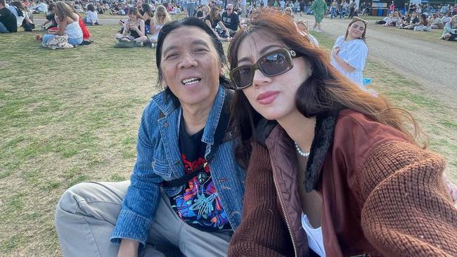 Jarang Tersorot! 7 Potret Mesra Bimbim Slank dan Istri Meski Terpaut Usia 17 Tahun - Foto 1